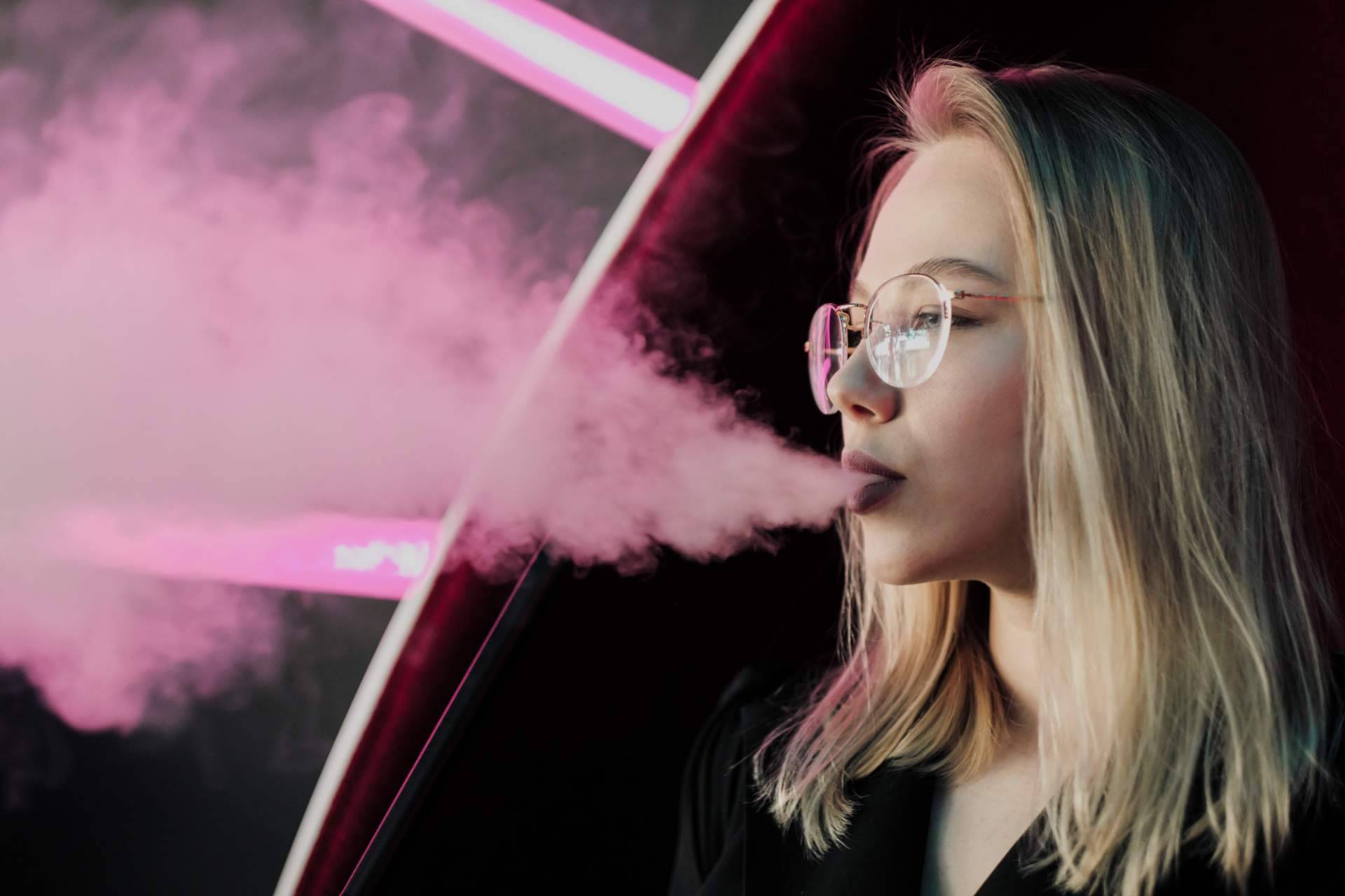 Distintos modelos y marcas de vapers sin nicotina en la vitrina de ...